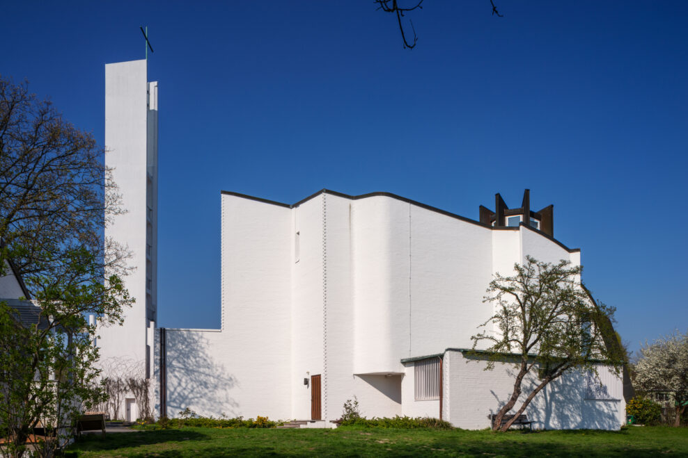 Wolfsburg church (Heilig-Geist-Kirche) and parish centre - Alvar Aalto ...